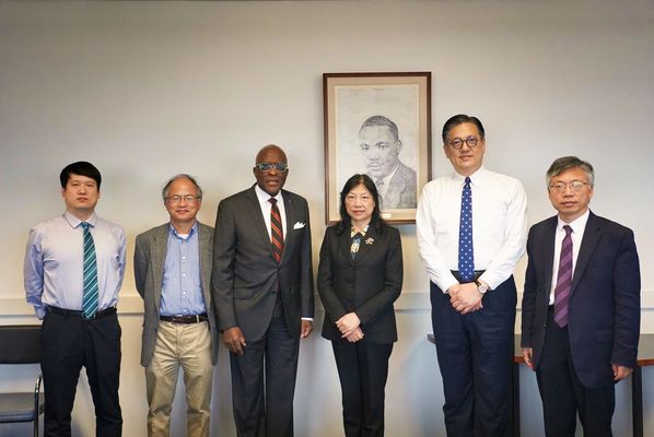 Vice President HE Lianzhen leads delegation to visit UIUC