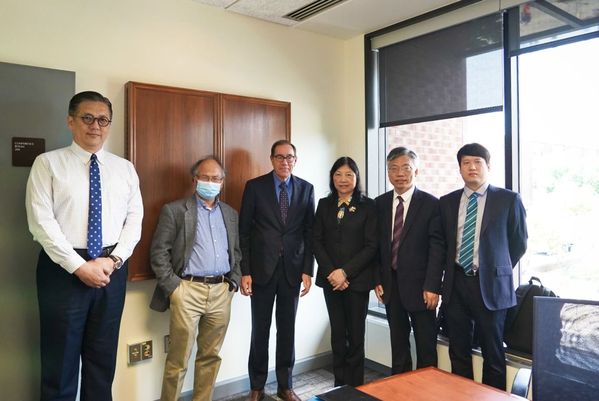 Vice President HE Lianzhen leads delegation to visit UIUC