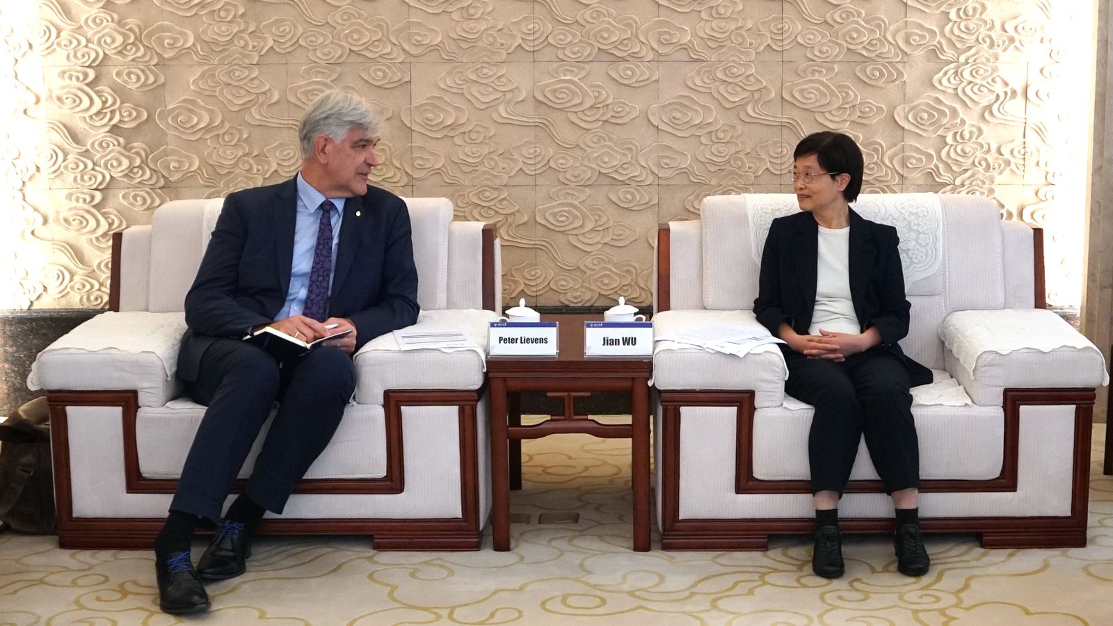 副校长吴健会见荷语鲁汶大学代表团