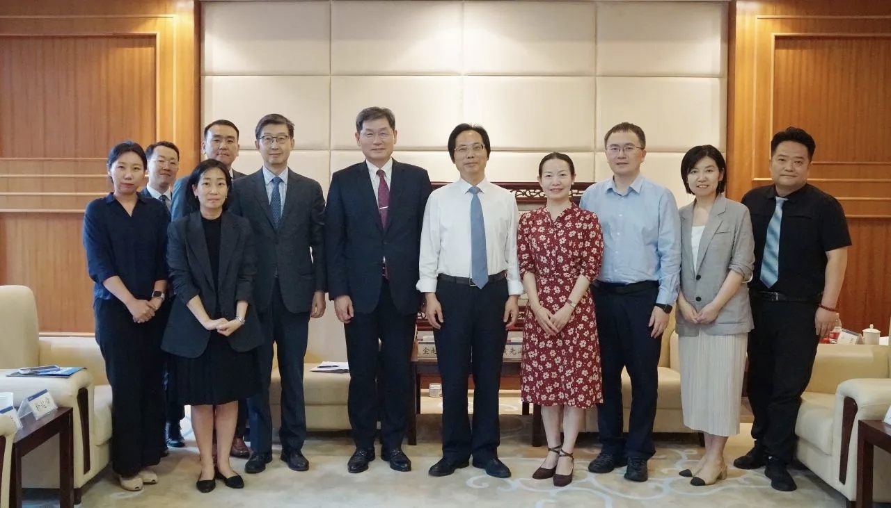 President of the Korea Foundation visits Zhejiang University